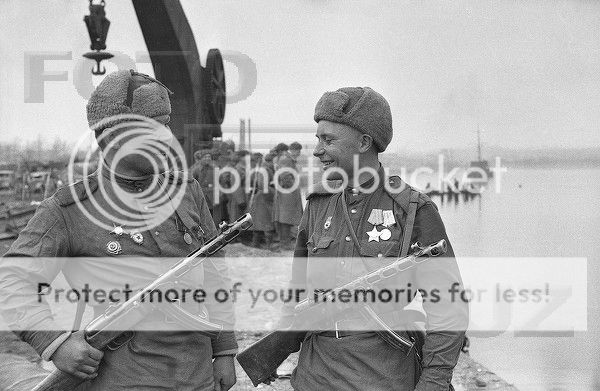 Soviet Paratroopers with early PPD submachine gun - Page 2