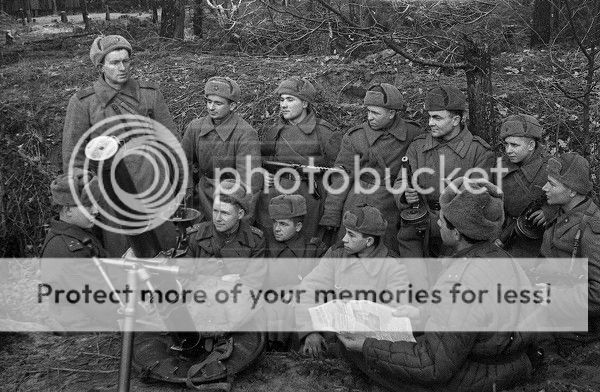 Soviet Paratroopers with early PPD submachine gun - Page 2
